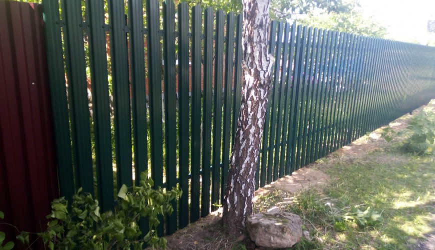 Забор из евроштакетника под ключ в Москве, цена металлического ...